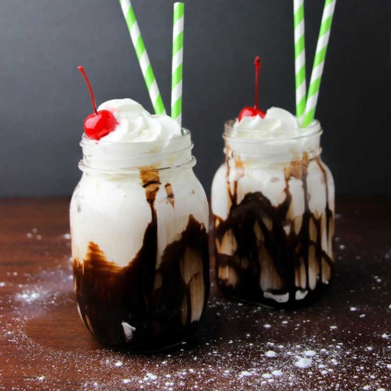 Sundae Style Bailey's Cocktail | St Patrick Drinks | Sandy A La Mode